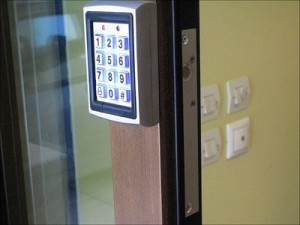Αυτόματο κλείδωμα πόρτας εισόδου