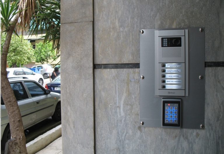 Αυτόματο κλείδωμα πόρτας εισόδου